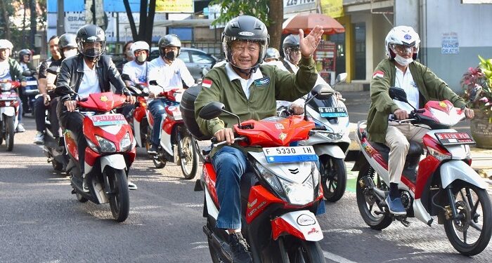 Sosialisasikan Transisi Energi, Menteri ESDM Konvoi Motor Listrik ...